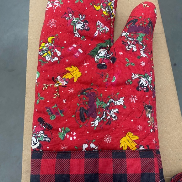 Disney | Kitchen | Disney Holiday Oven Mitt | Poshmark